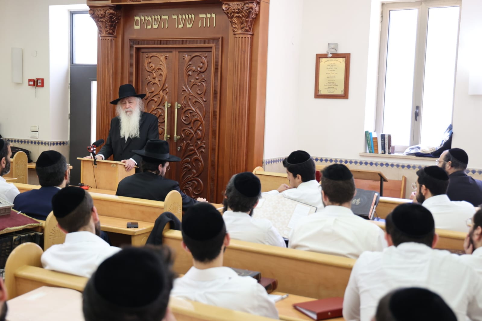 Shiur of the Tzadik Rabbi David Pinto at the Kollel Pniné David in ...