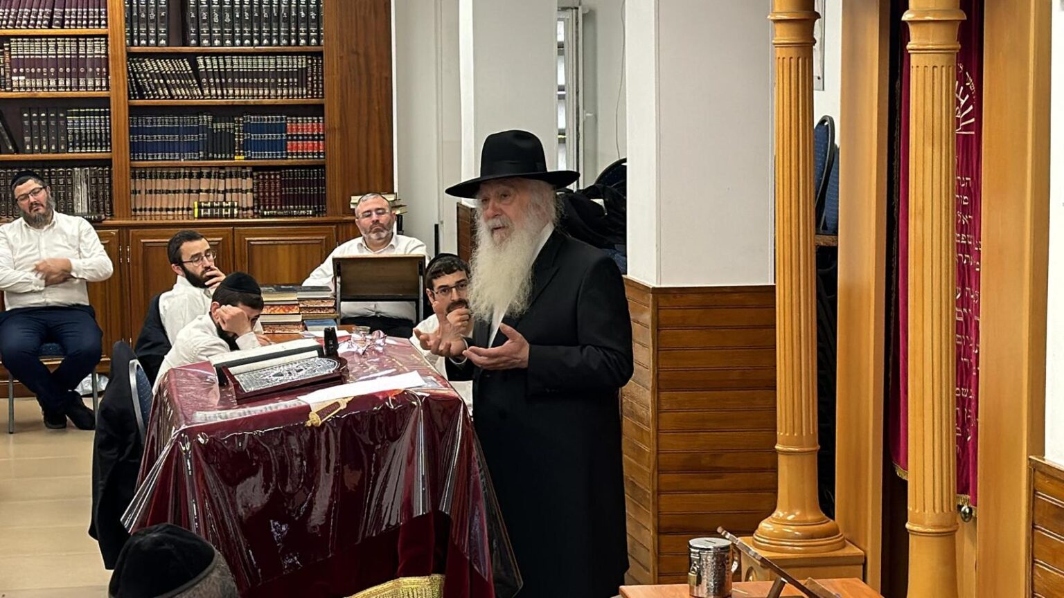 Shiur of the Tzadik Rabbi David Pinto at the Hevrat Pinto in Paris ...