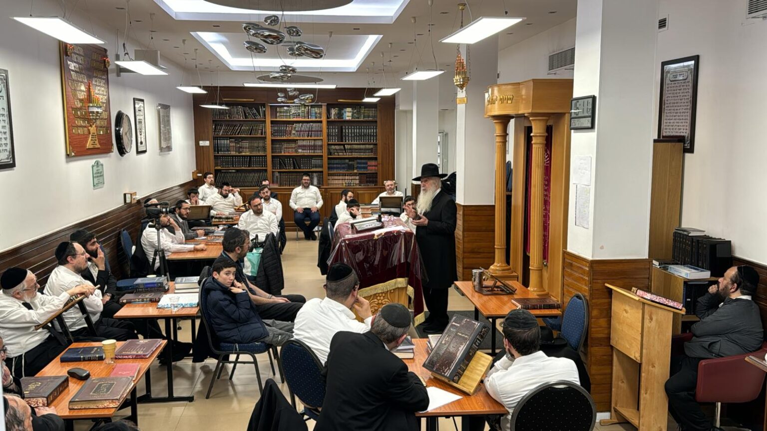 Shiur of the Tzadik Rabbi David Pinto at the Hevrat Pinto in Paris ...